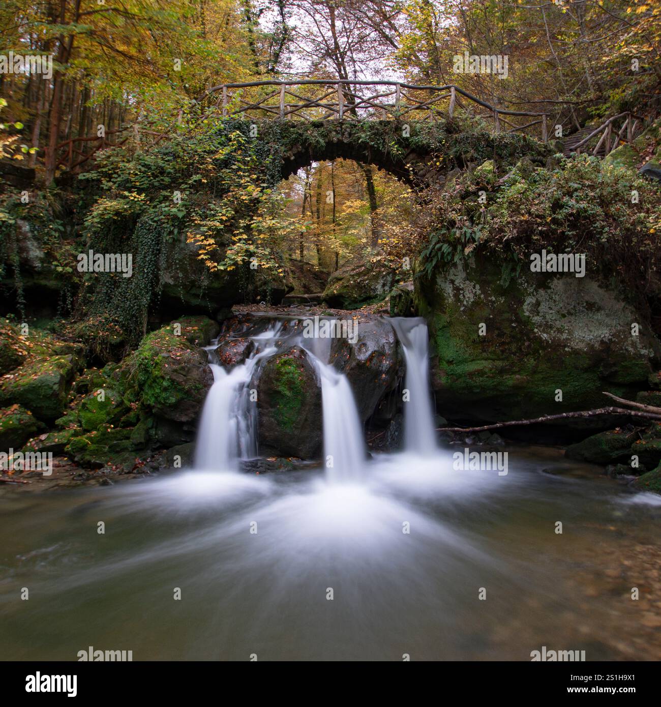 Wandern im Mullerthal Blick auf den romantischen Wasserfall ...