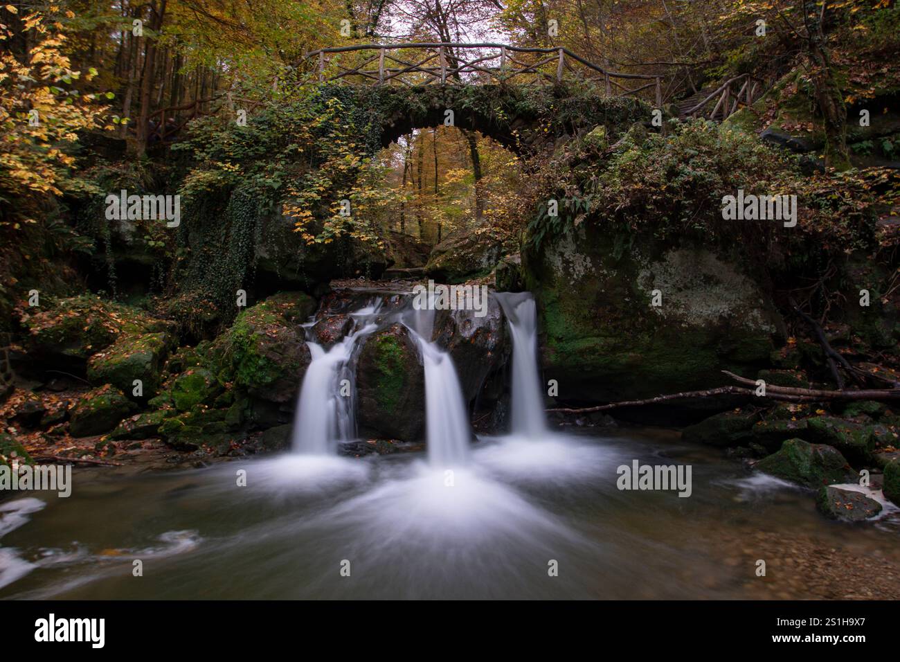 Wandern im Mullerthal Blick auf den romantischen Wasserfall ...