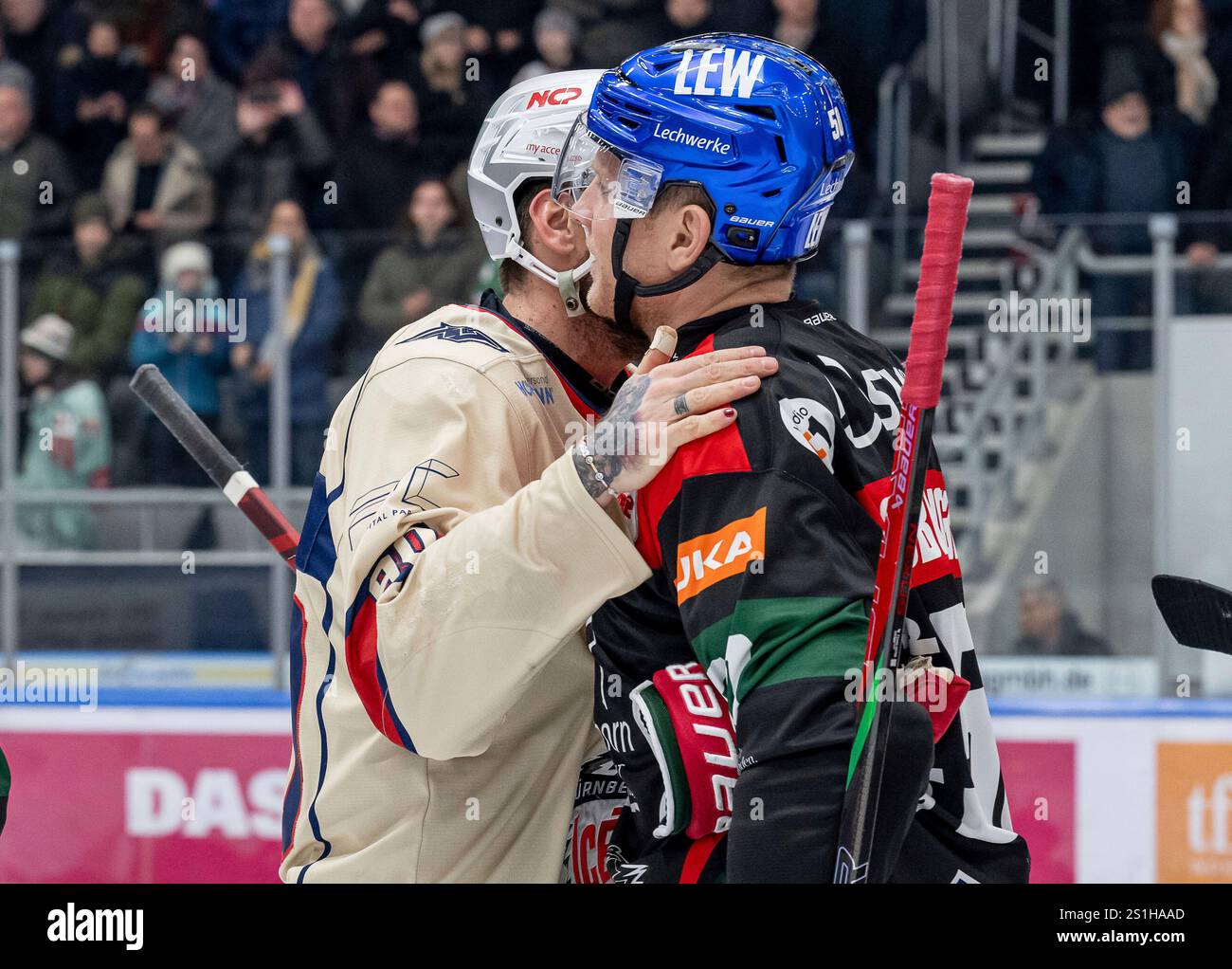 Augsburg, Deutschland. 03rd Jan, 2025. Shakehands zwischen Constantin ...