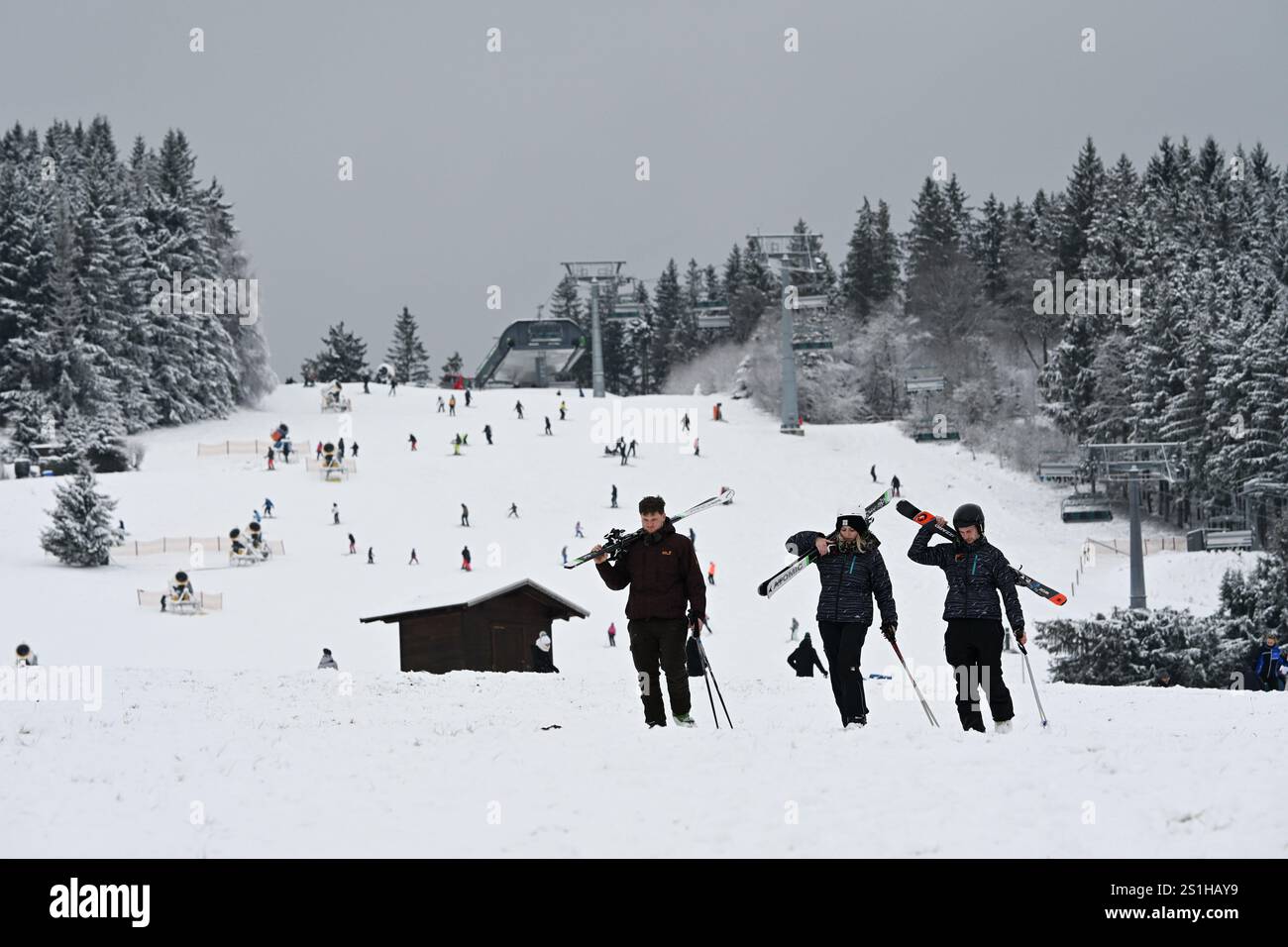 Willingen, Germany. 04th Jan, 2025. Three skiers from Göttingen carry ...