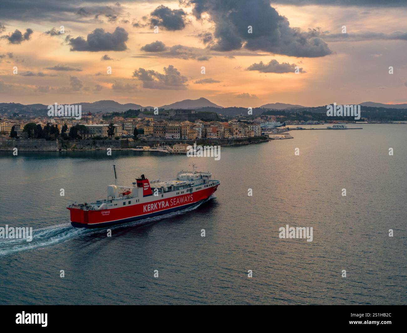 White boat sails past hi-res stock photography and images - Alamy