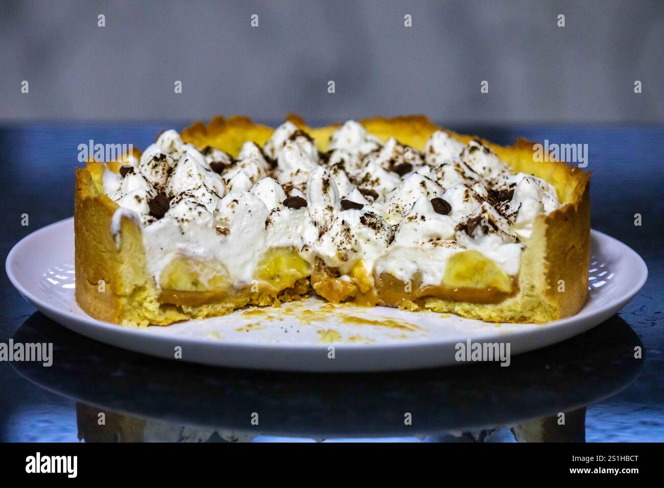 Traditional banoffee cake with banana and caramel sauce filling ...