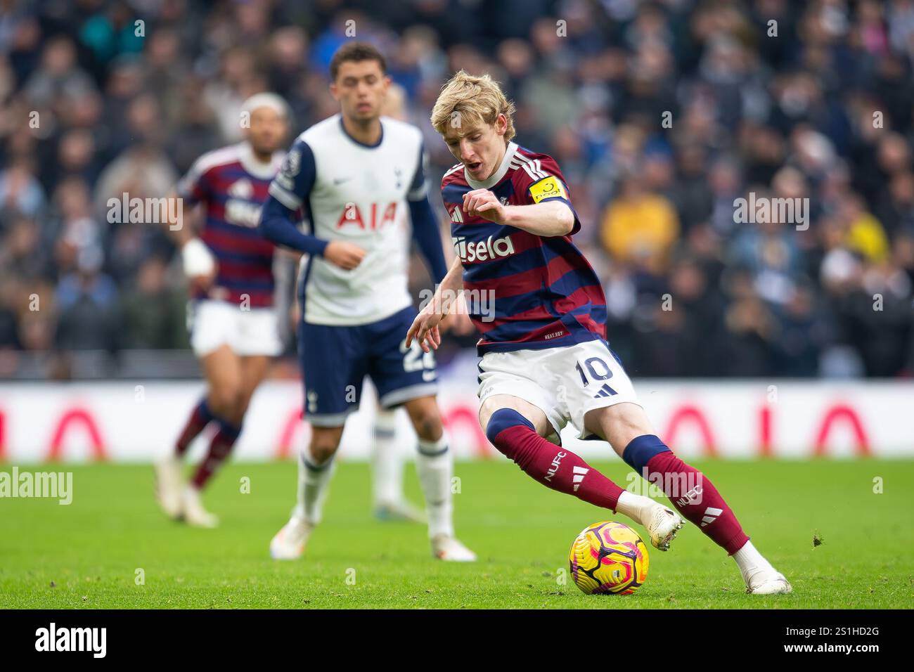 London, UK. 4th Jan, 2025. Newcastle United midfielder Anthony Gordon ...