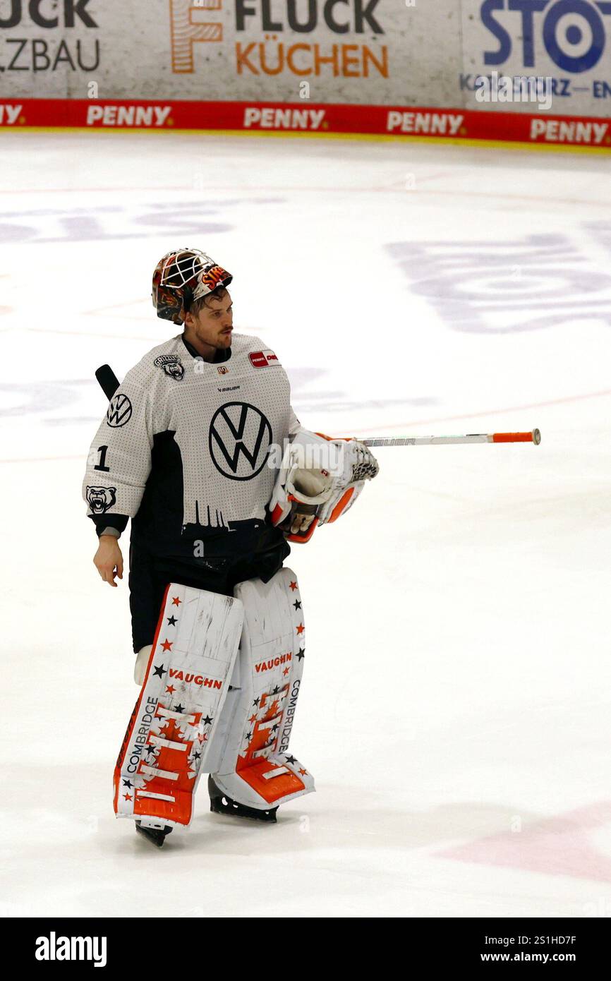 Villingen Schwenningen, Deutschland. 03rd Jan, 2025. Torwart Dustin ...