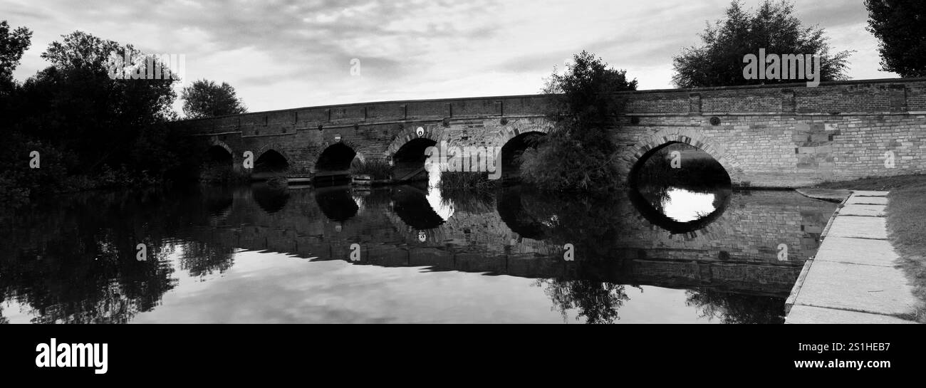 Bridge over the river Great Ouse, Great Barford village, Bedfordshire ...