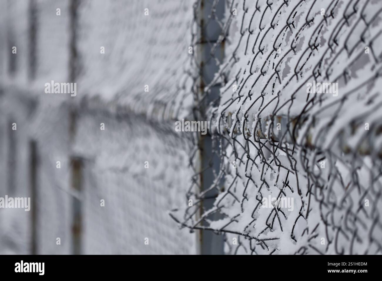 Metal link fence with wire Stock Photo - Alamy