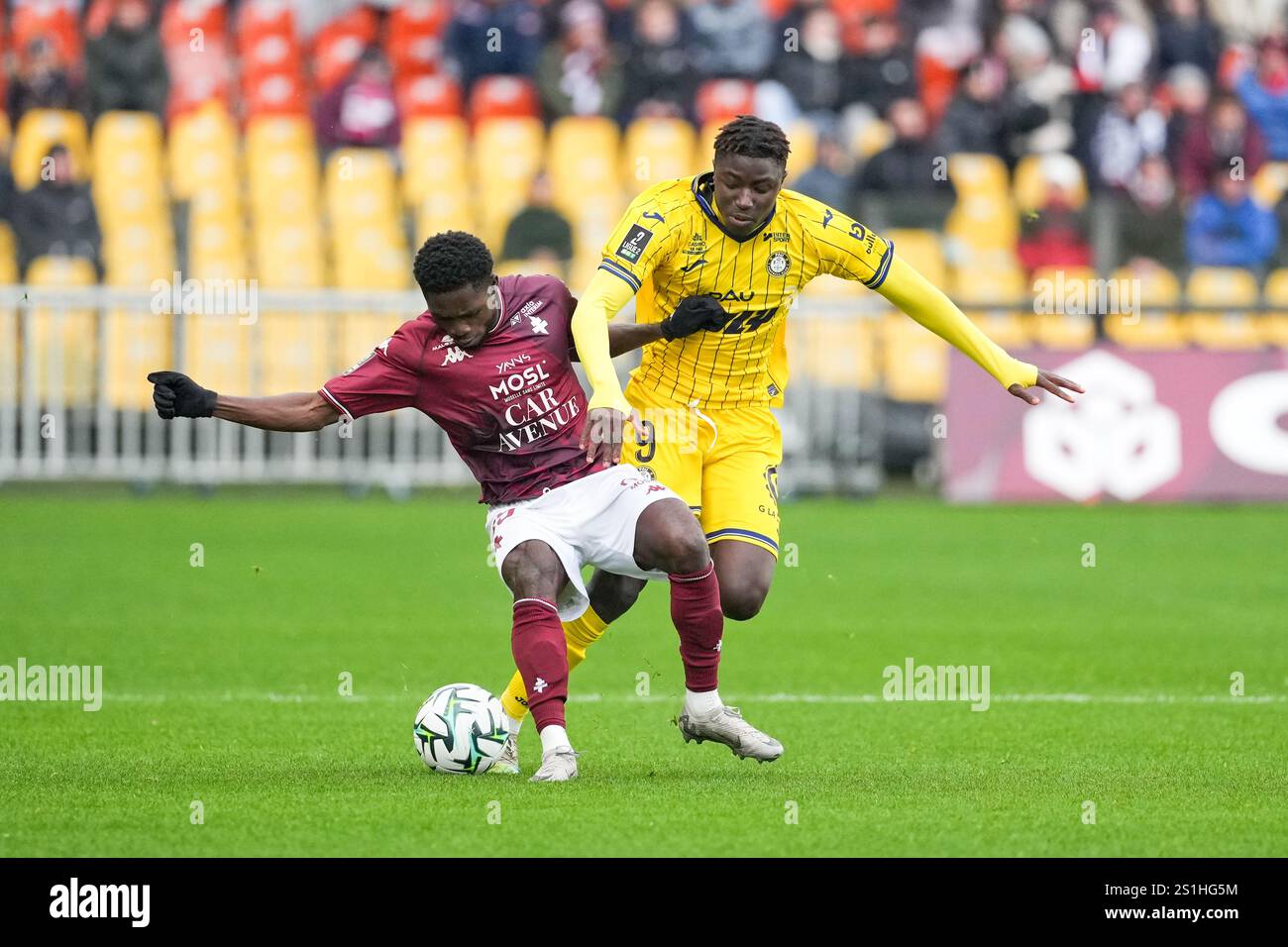 39 Koffi-Franck KOUAO (fcm) - 09 Pathe MBOUP (pau) during the Ligue 2 ...