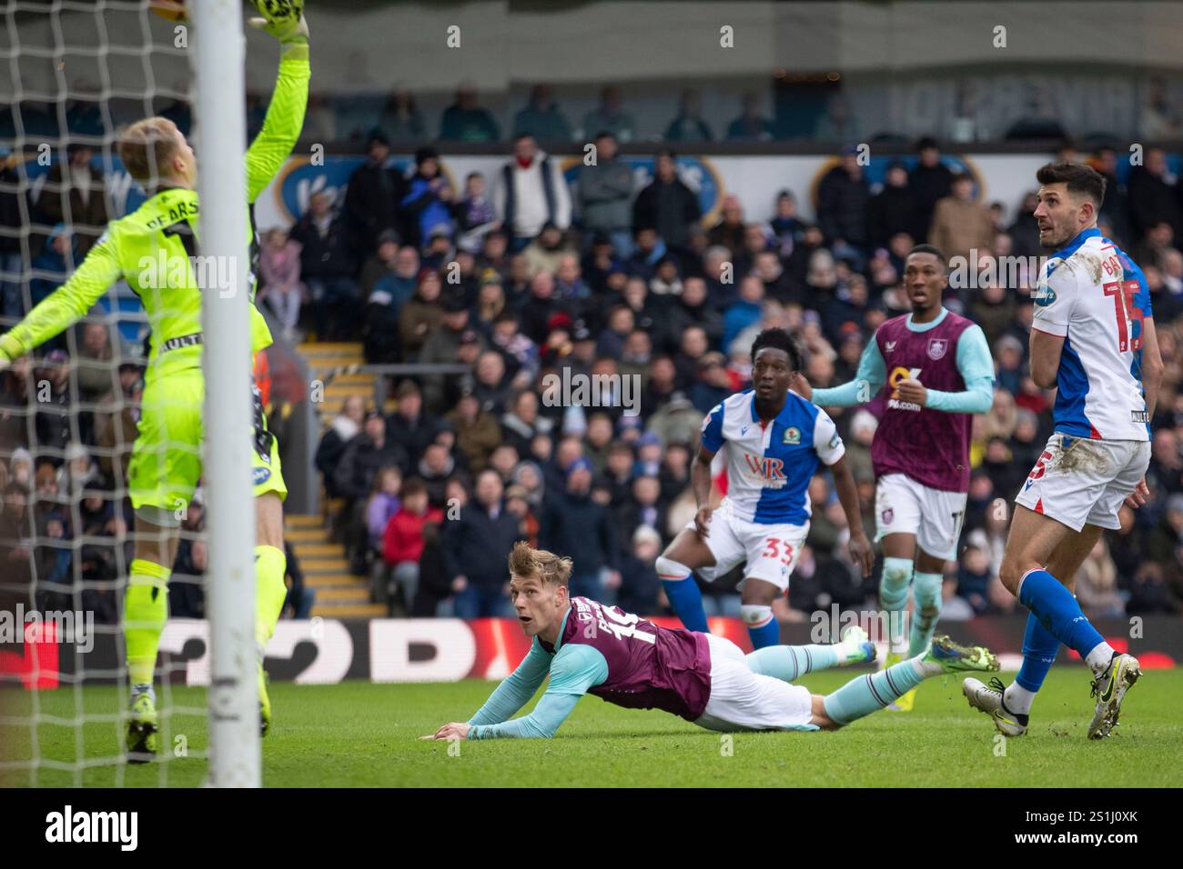 Goal 0-1 Zian Flemming #19 of Burnley FC scores a goal during the Sky ...