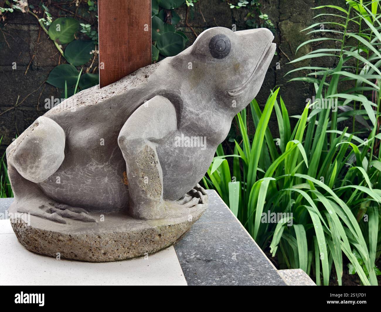 Ubud, Bali, Indonesia - December 31, 2024: Stone frog garden statue for ...