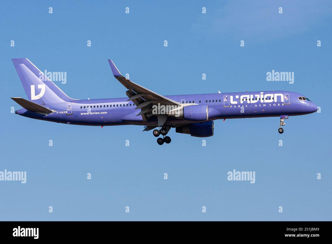 French L’avion Boeing 757-200 with registration F-HAVN on final for ...
