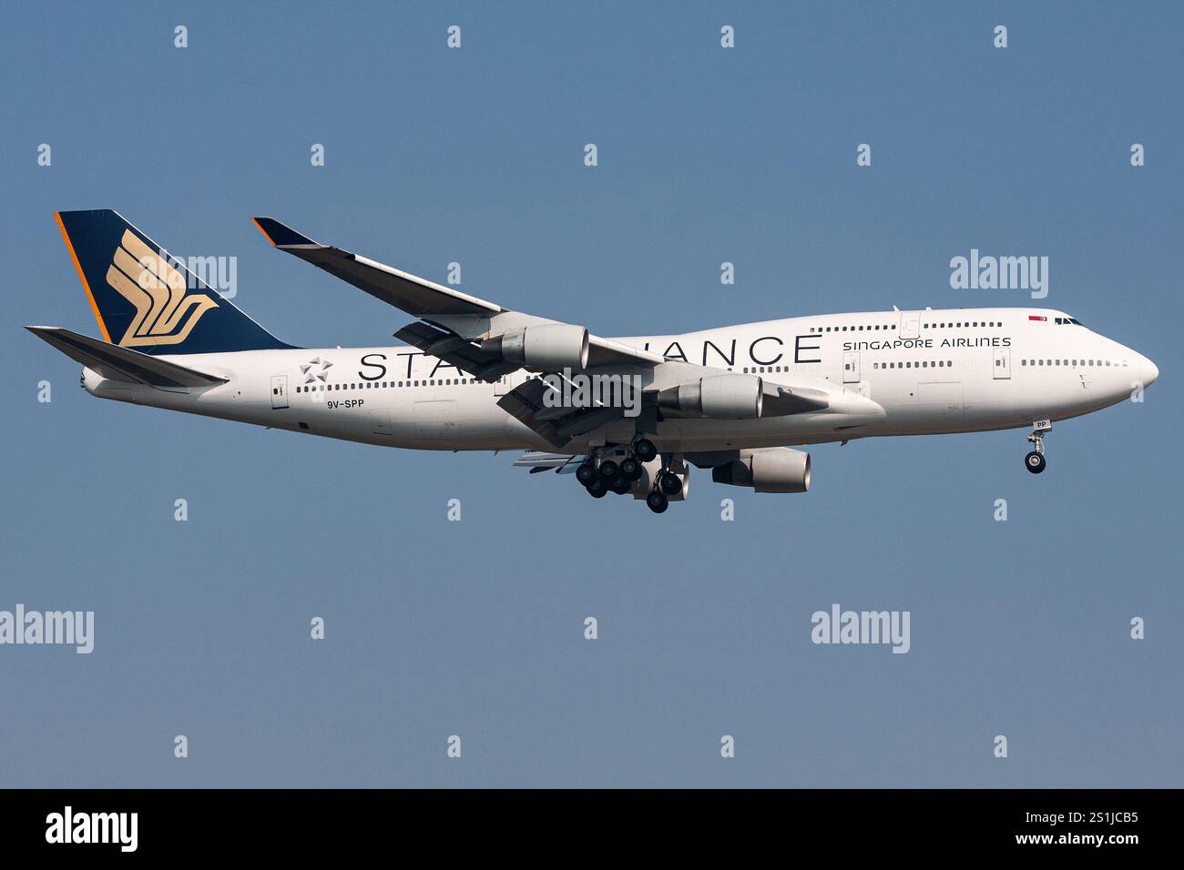 Singapore Airlines Boeing 747-400 in Star Alliance livery with ...