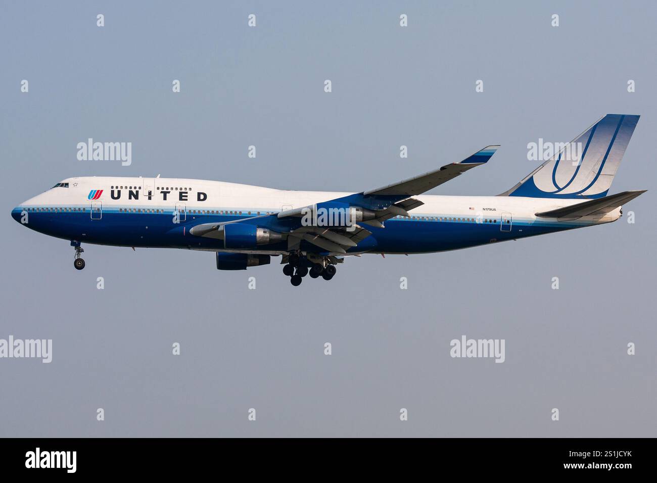 United Airlines Boeing 747-400 with registration N179UA on final for ...