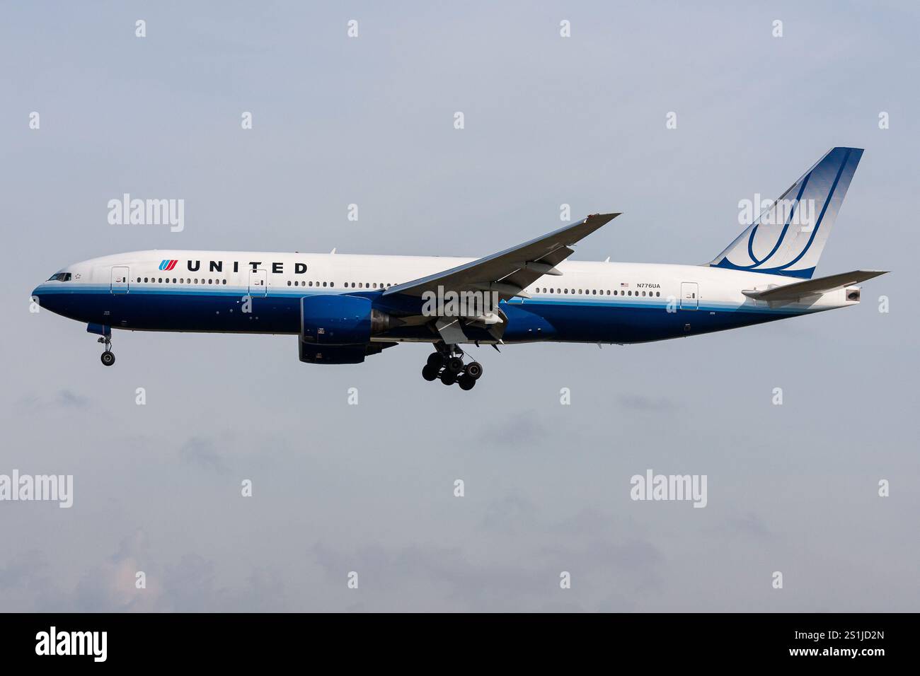 United Airlines Boeing 777-200 with registration N776UA on final for ...