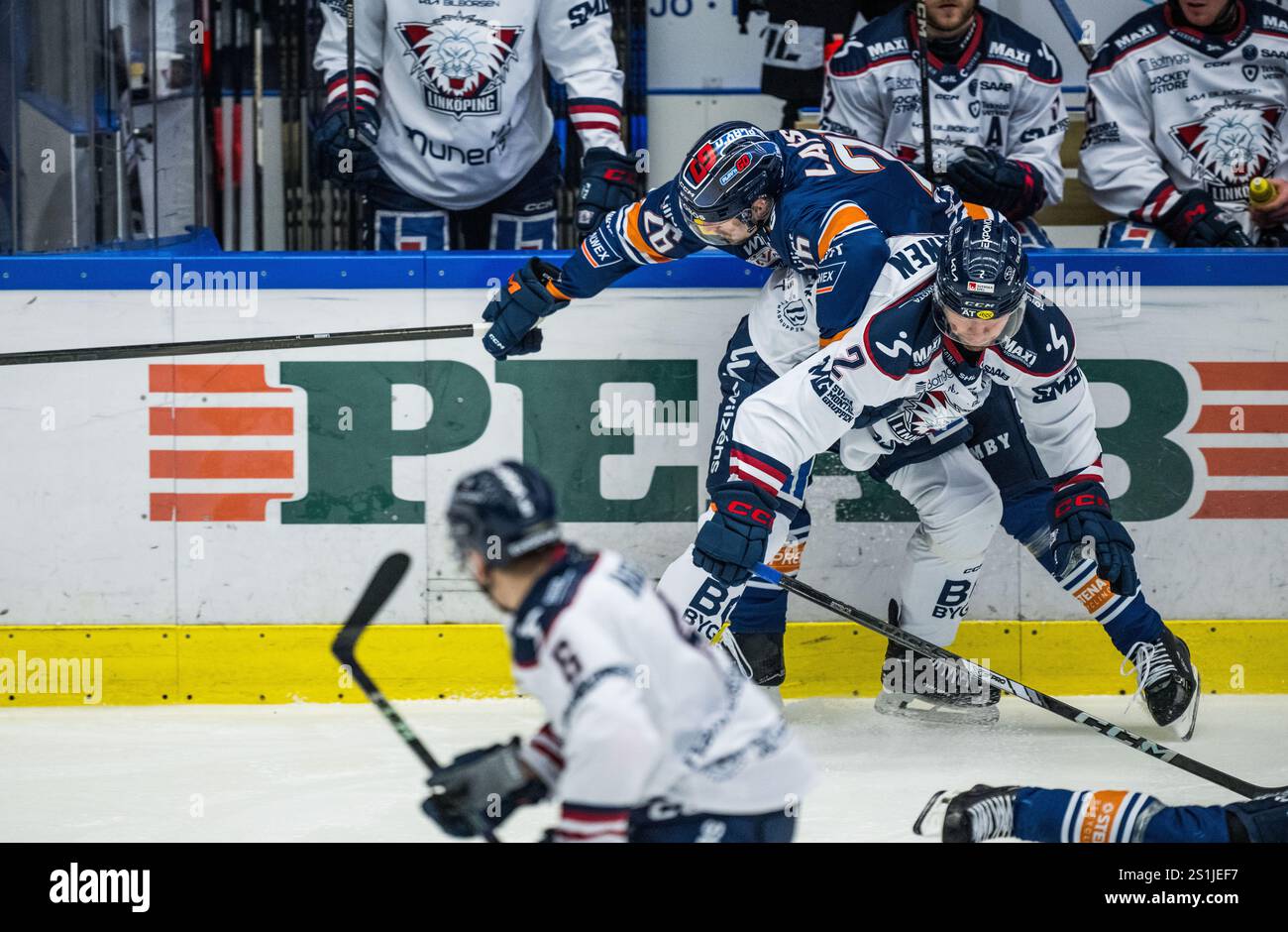 250104 Växjös Emil Larsson och Linköpings Rasmus Rissanen under ishockeymatchen i SHL mellan ...