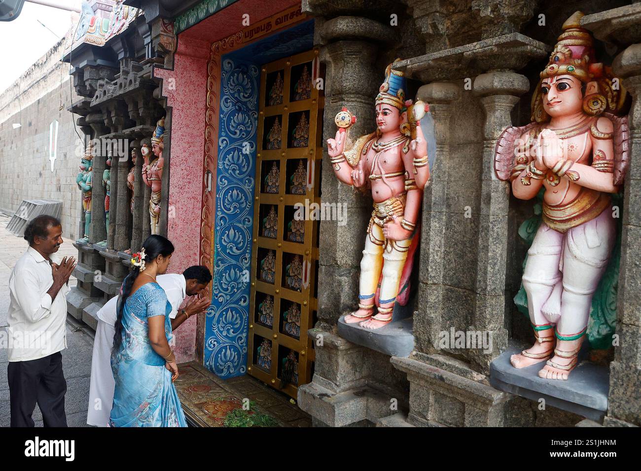 Pilgrims pray at the Ranganathaswamy Temple, Srirangam, Tamil Nadu ...
