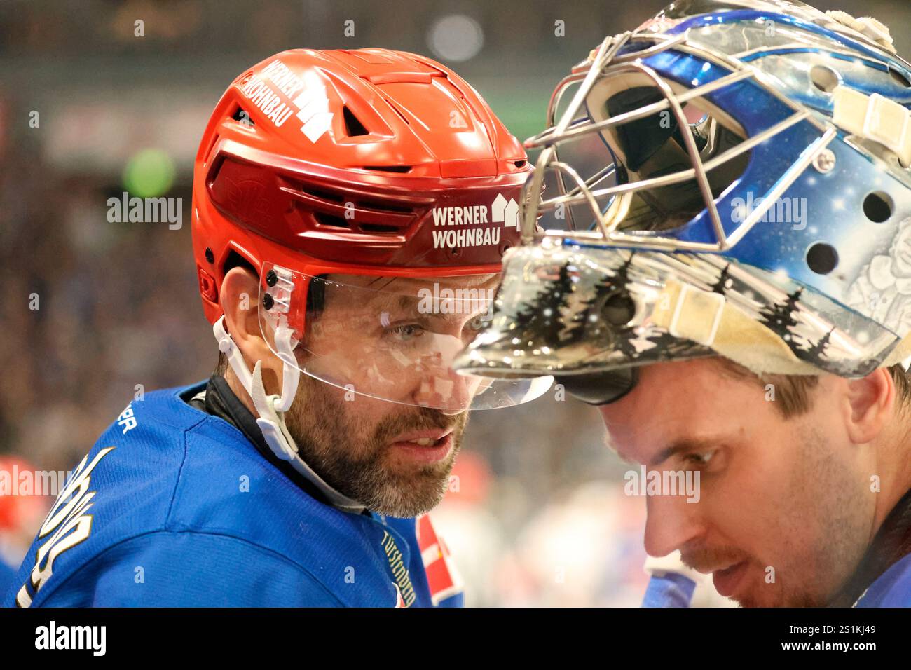 Villingen Schwenningen, Deutschland. 03rd Jan, 2025. Strecken die Köpfe ...