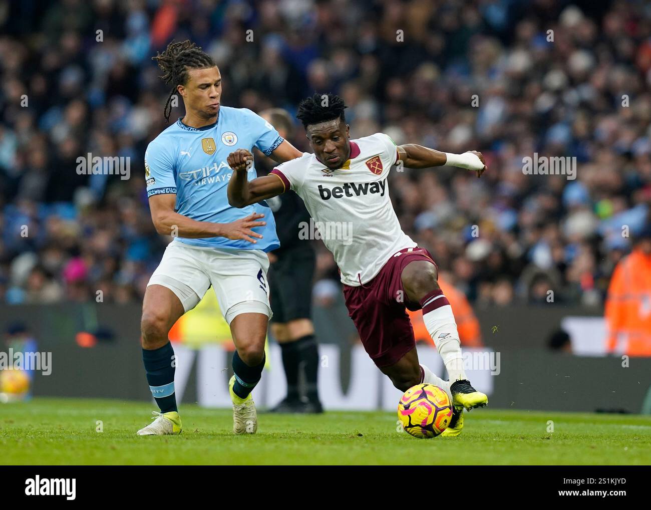 Manchester, UK. 4th Jan, 2025. Nathan Ake of Manchester City tussles ...