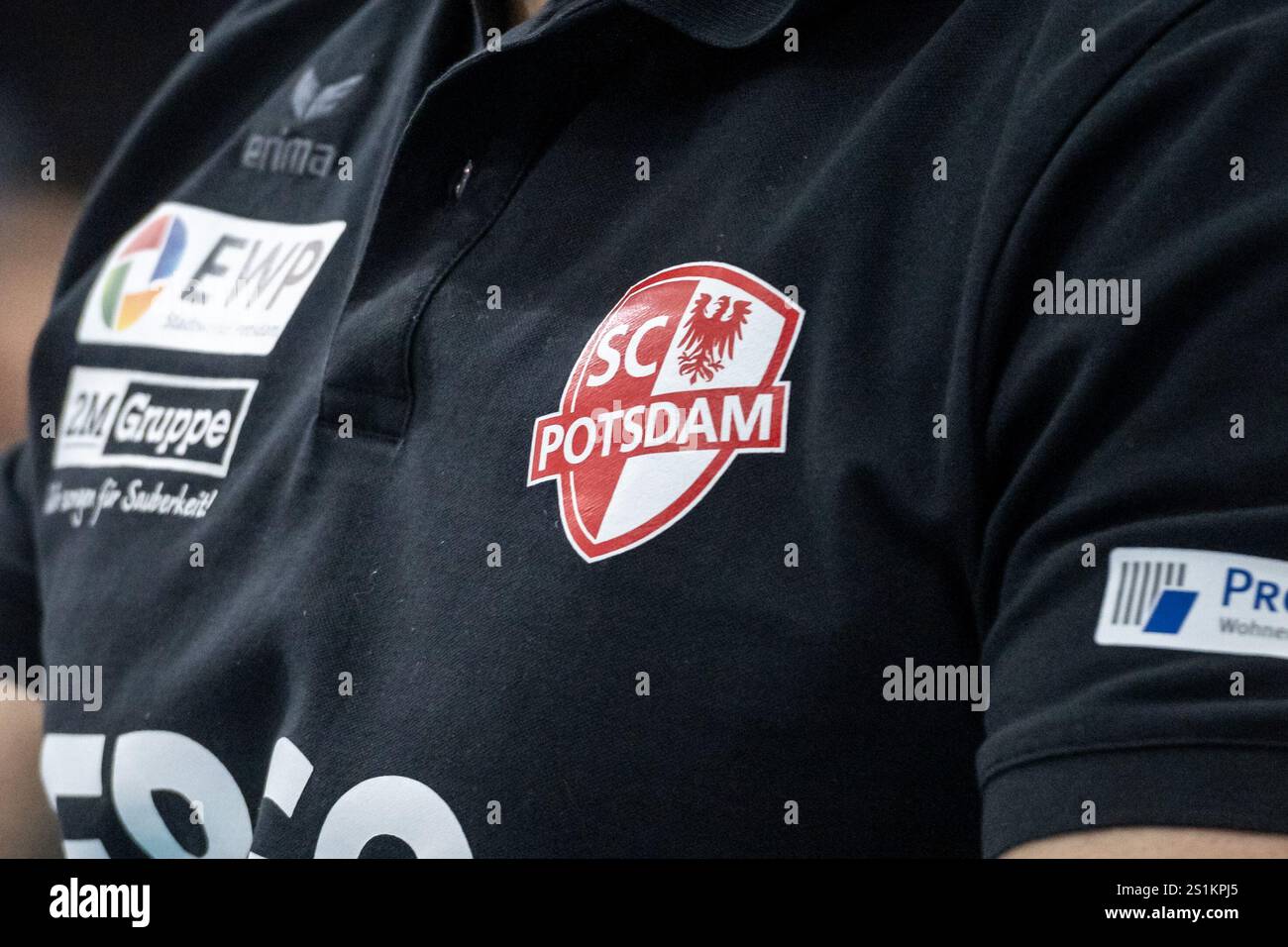 Feature: Logo des SC Potsdam auf Trainerbrust / GER, Allianz MTV Stuttgart - SC Potsdam ...