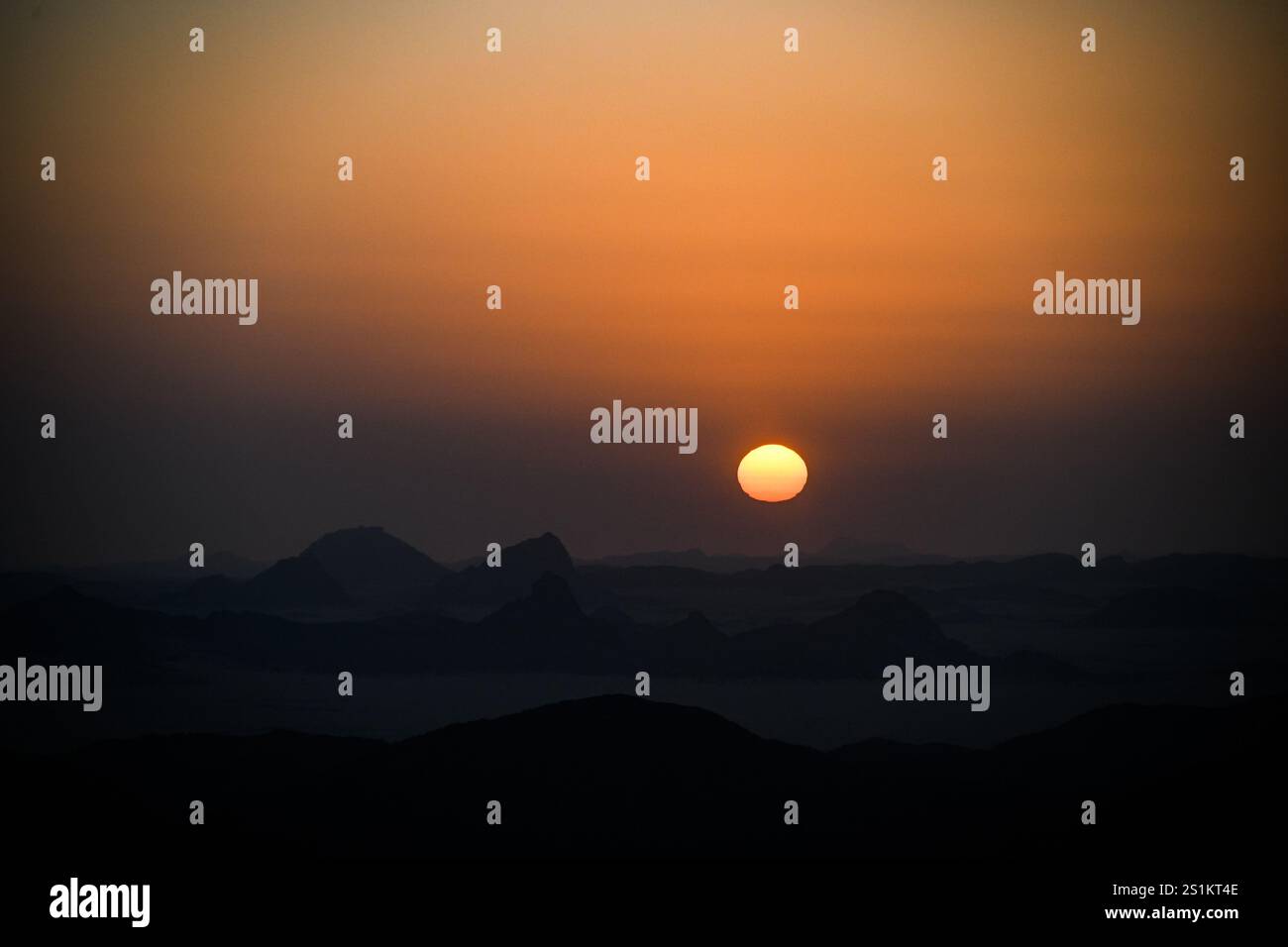 Bisha, Arabie Saoudite. 04th Jan, 2025. Sunrise over landscape during ...