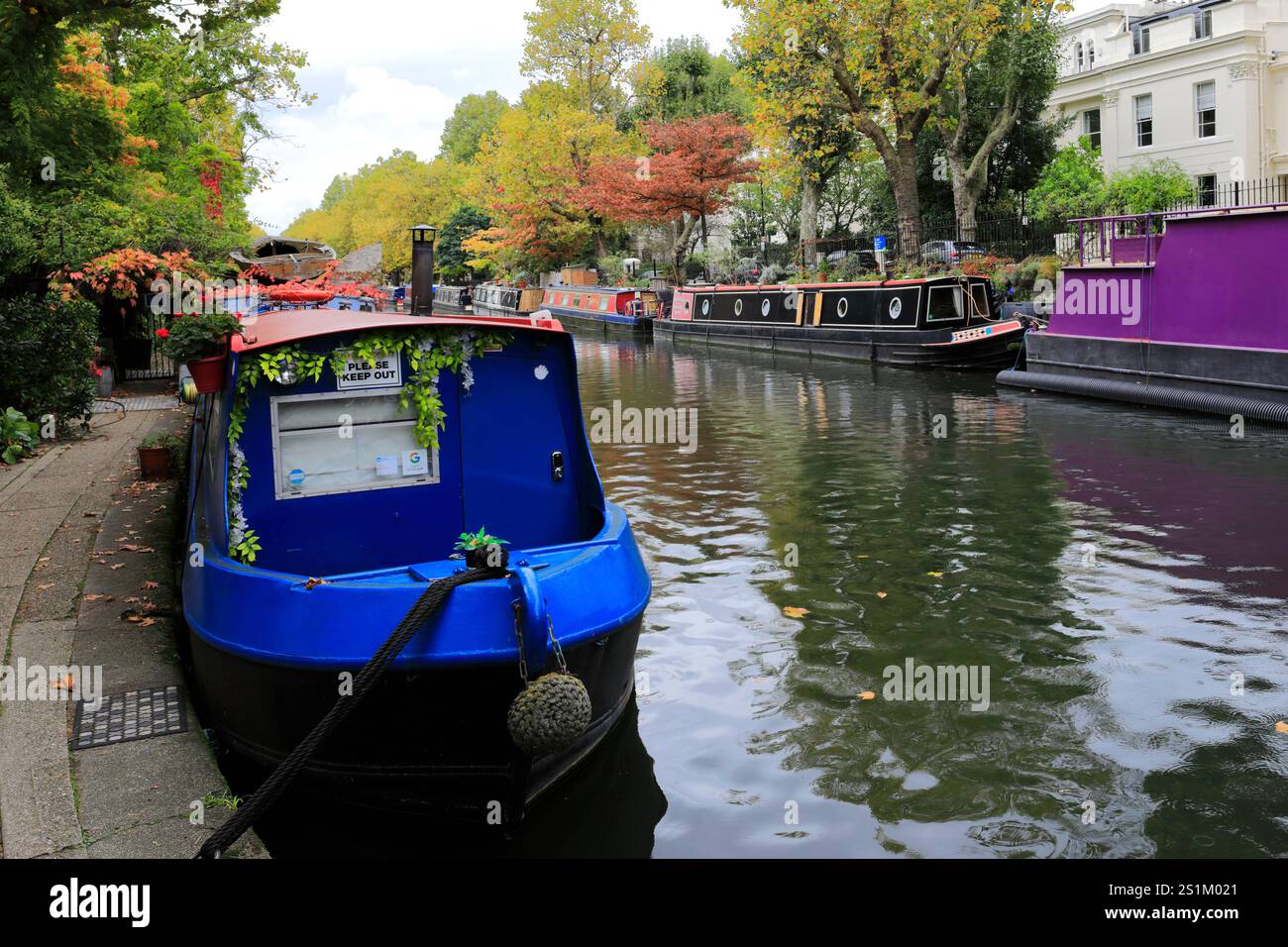 Narrowboats on the Paddington Arm of the Grand Union canal at Little ...