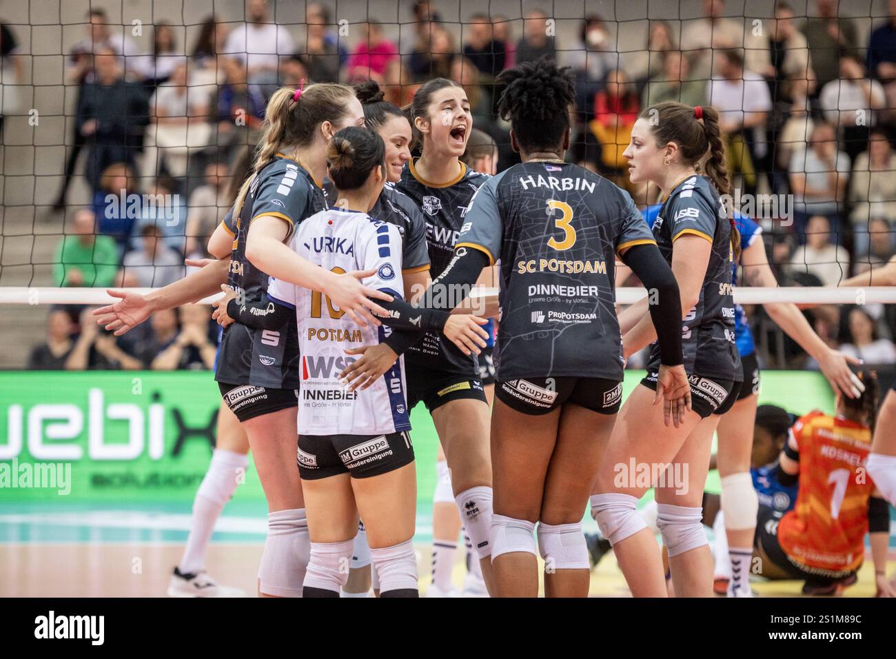 Anna Koulberg (SC Potsdam, #09) mit Team / Jubel beim SC Potsdam / GER, Allianz MTV Stuttgart ...