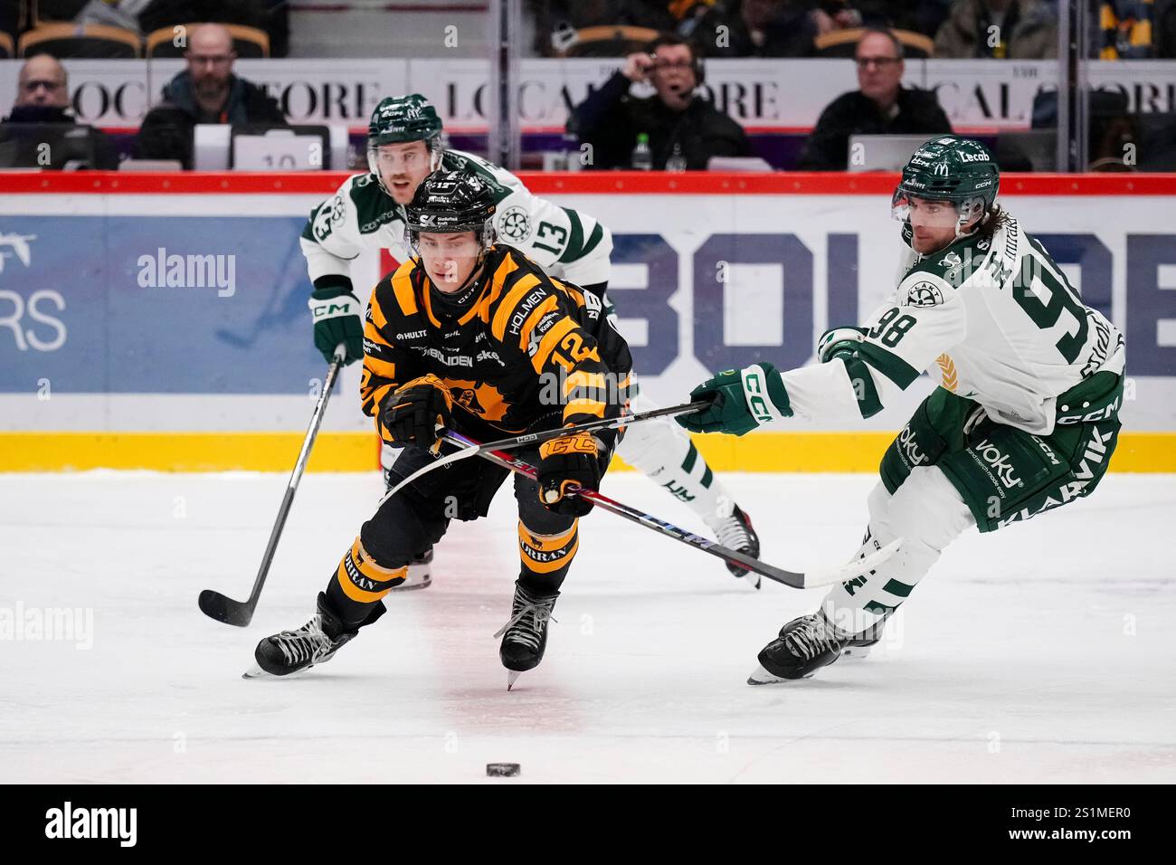 250104 Skellefteås Valter Lindberg och Färjestads Marian Studenic under ishockeymatchen i SHL ...