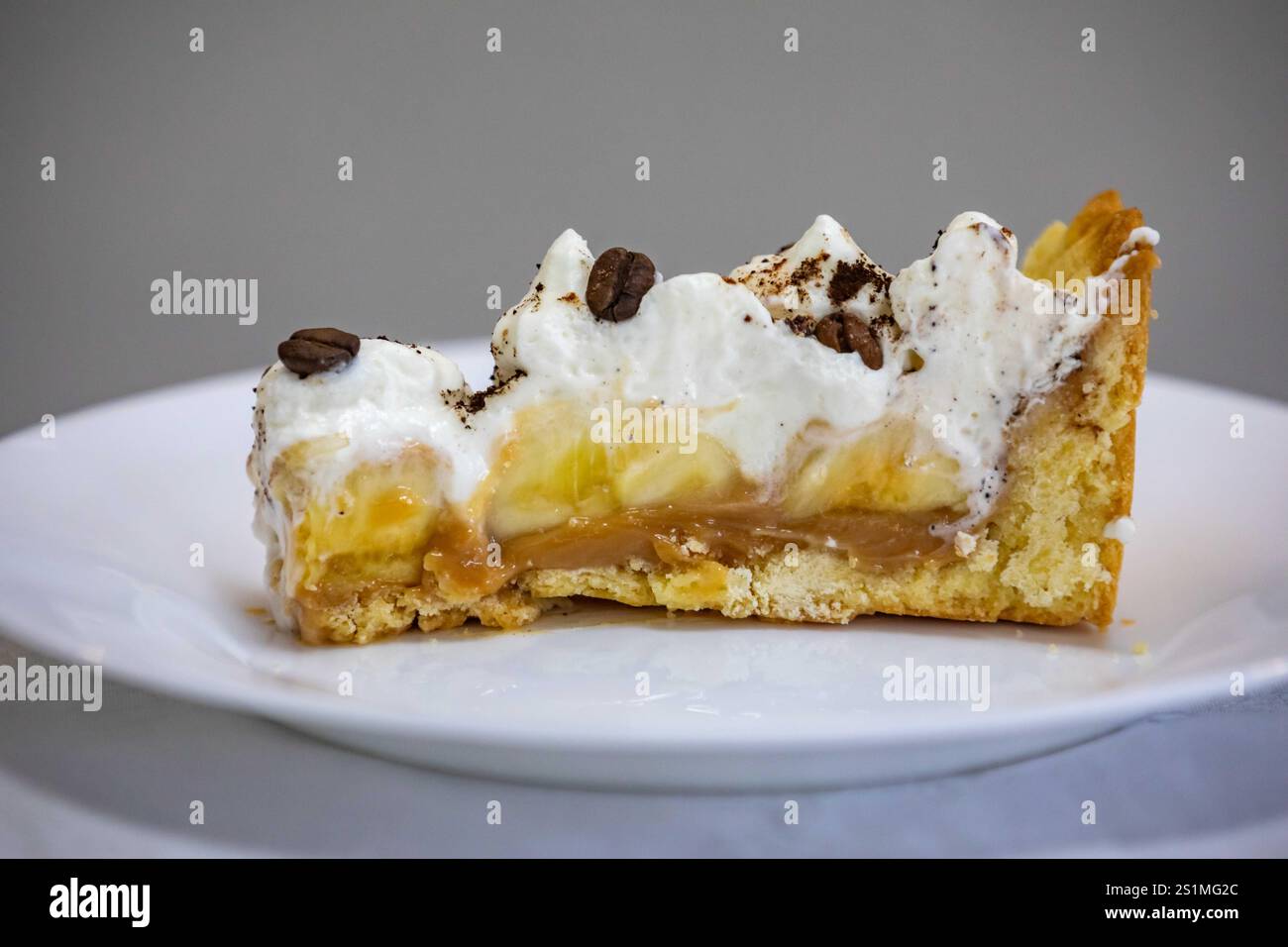 Traditional banoffee cake with banana and caramel sauce filling ...