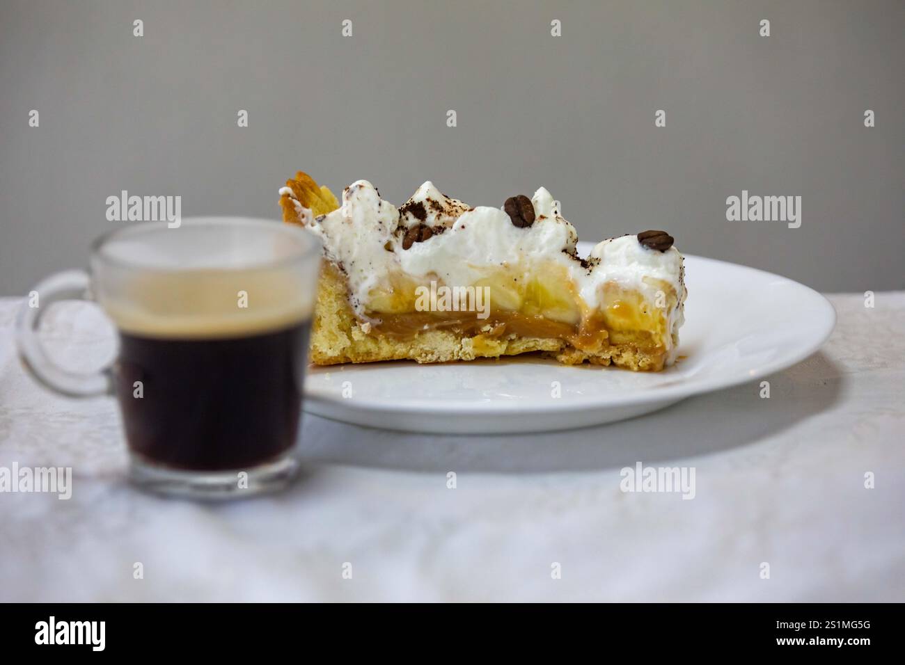 Traditional banoffee cake with banana and caramel sauce filling ...