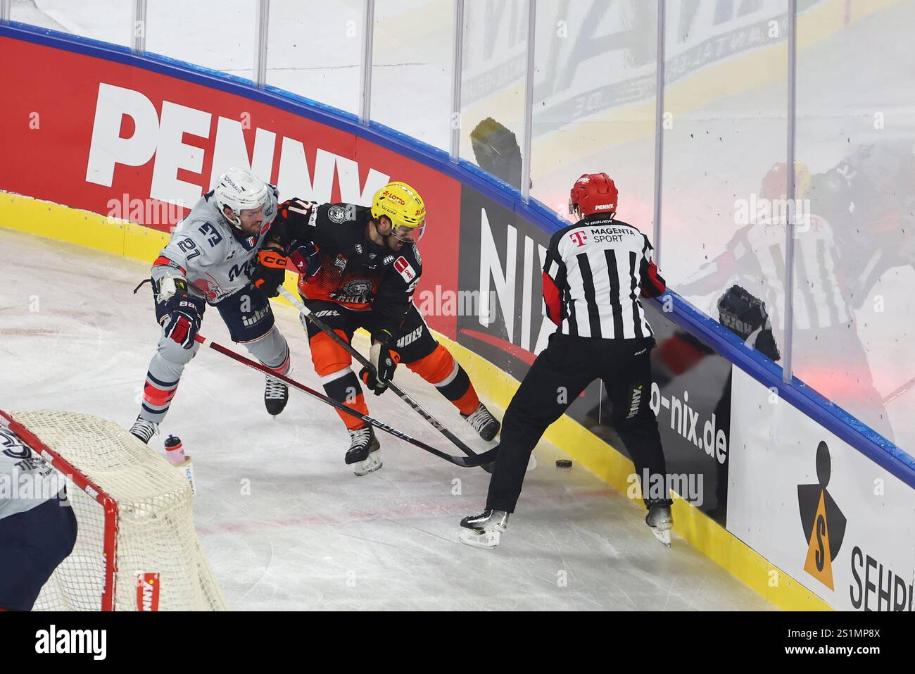 Linus Froeberg (Frankfurt) im Zweikampf mit Kris Bennett (Mannheim ...