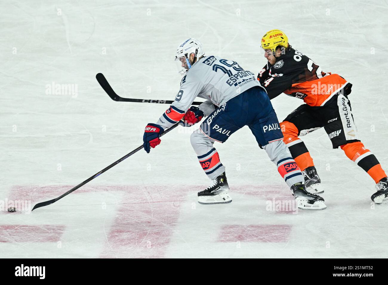 04 January 2025, Hesse, Frankfurt/Main: Ice hockey: DEL, Löwen ...