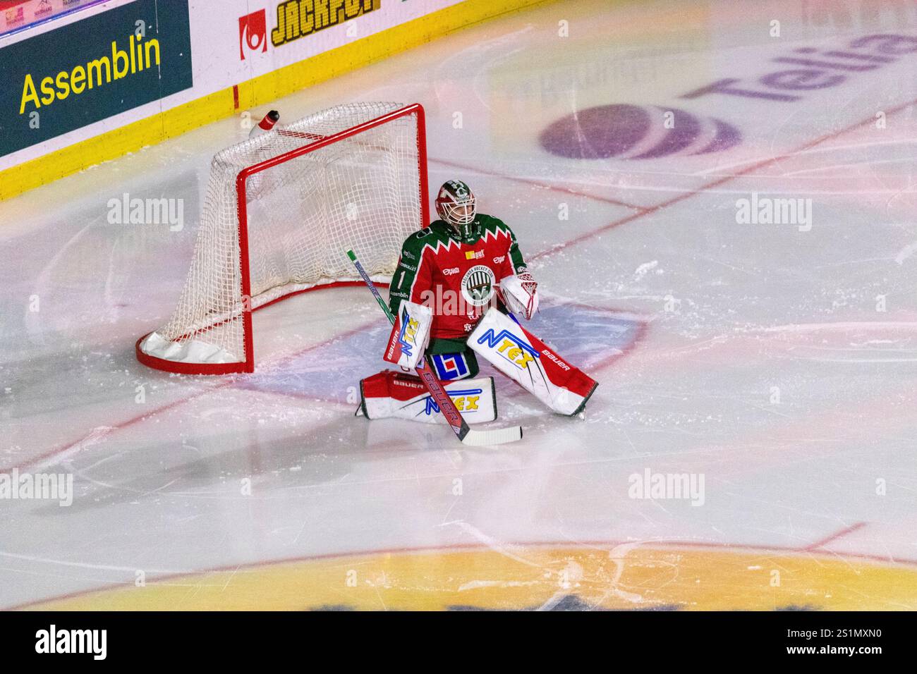 Gothenburg, Sweden. 4th Jan 2025. Goalkeeper of Frölunda, Lasse Johansson before drop down in ...
