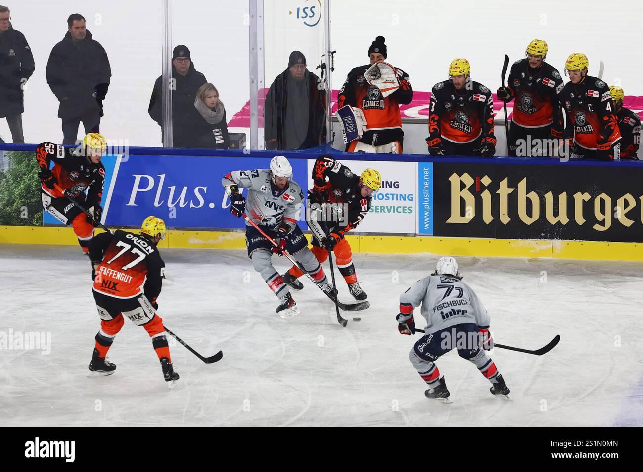 Kris Bennett (Mannheim) im Zweikampf mit Julian Napravnik (Frankfurt ...