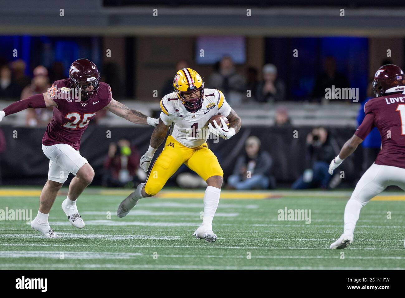 Charlotte, NC, USA: Minnesota Golden Gophers running back Darius Taylor ...