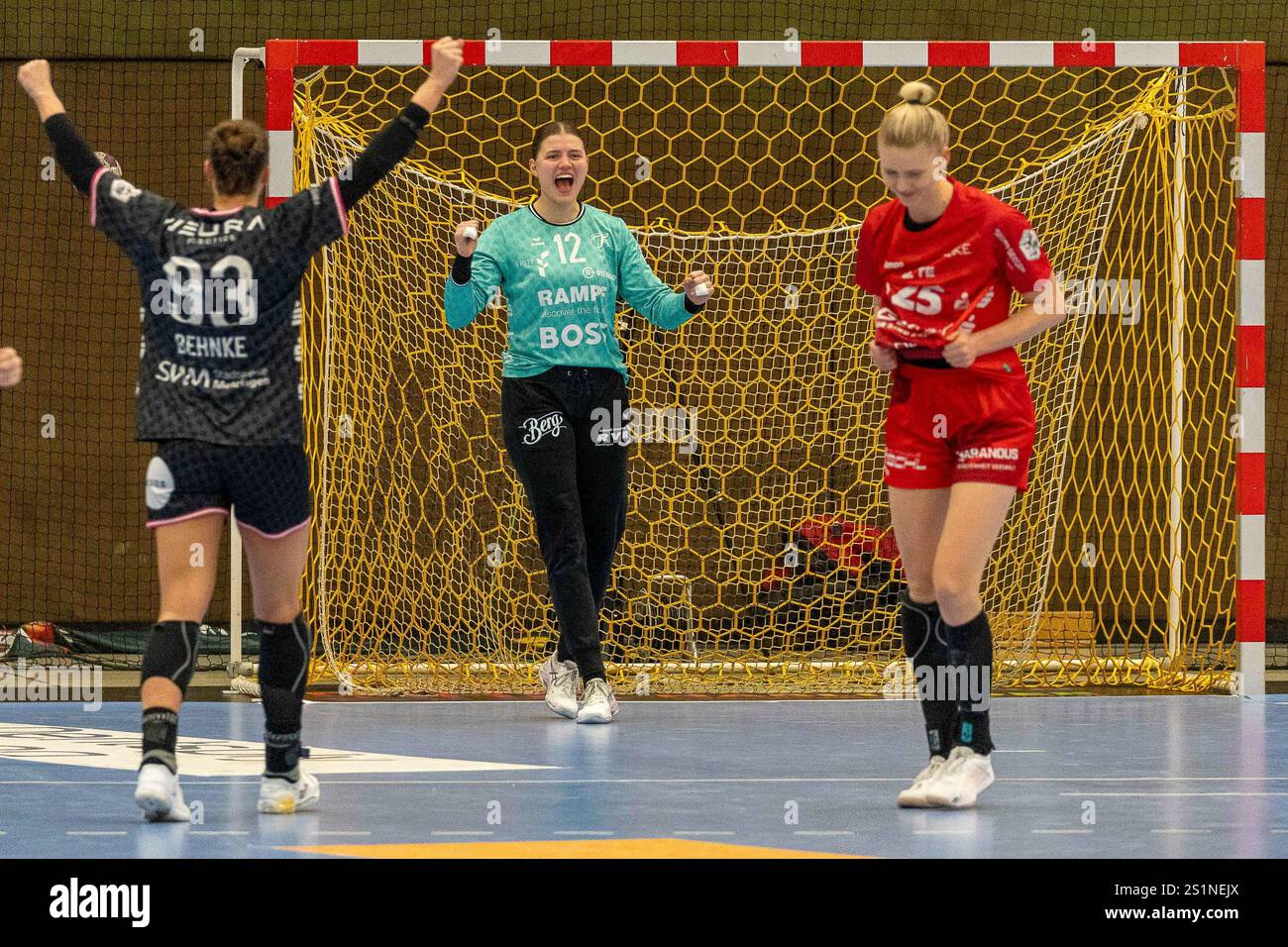 Bensheim, Deutschland. 04th Jan, 2025. Marie Weiss (TuS Metzingen, #12 ...
