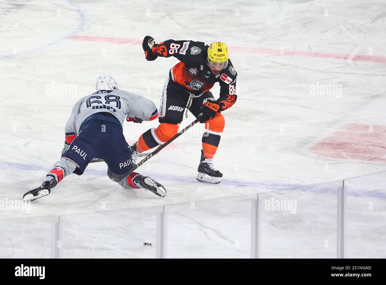 Cameron Brace (Frankfurt) im Zweikampf mit Fabrizio Pilu (Mannheim ...