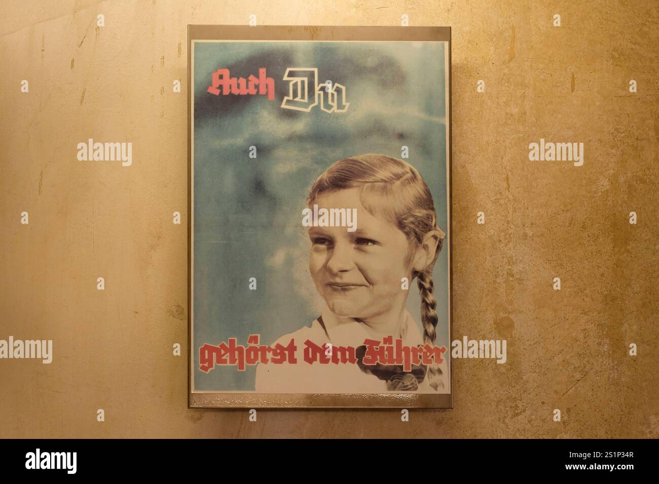 Plakat eines Mädchens mit dem Slogan Auch Du gehörst dem Führer in der ...