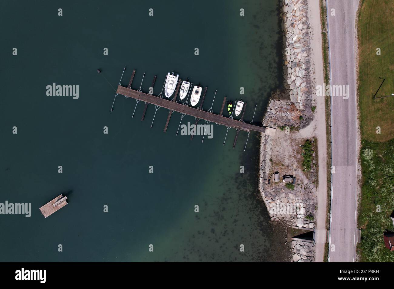 Boats on water straight down hi-res stock photography and images - Alamy