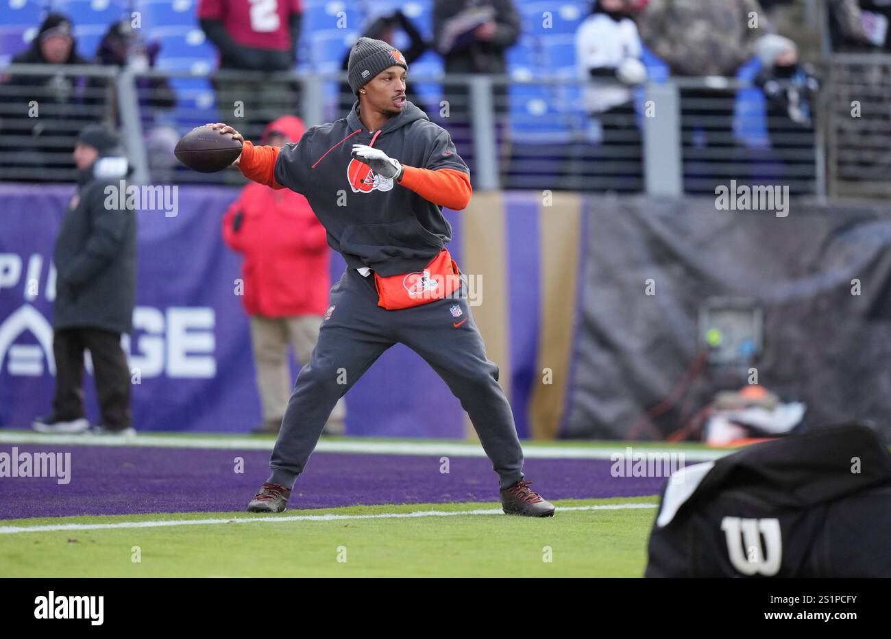 Cleveland Browns quarterback Dorian Thompson-Robinson warms up before ...
