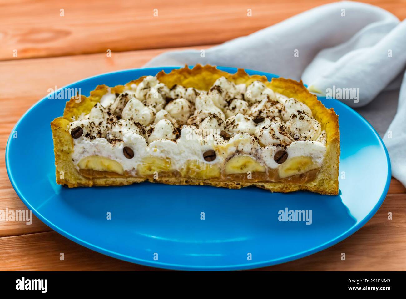 Traditional banoffee cake with banana and caramel sauce filling ...