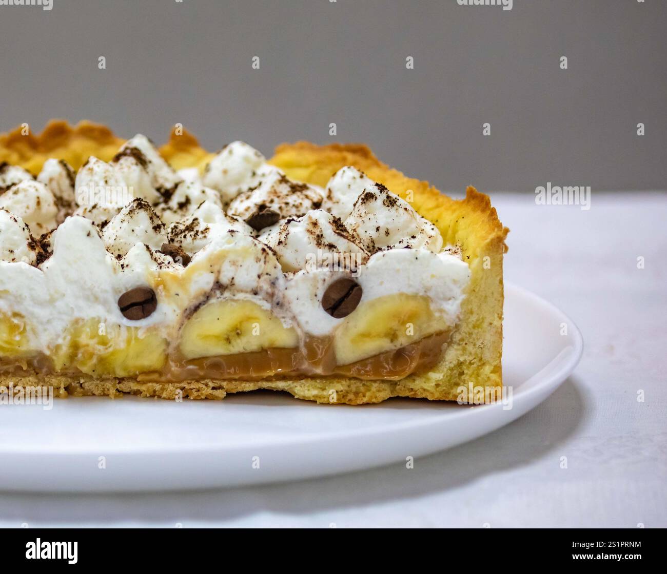 Traditional banoffee cake with banana and caramel sauce filling ...