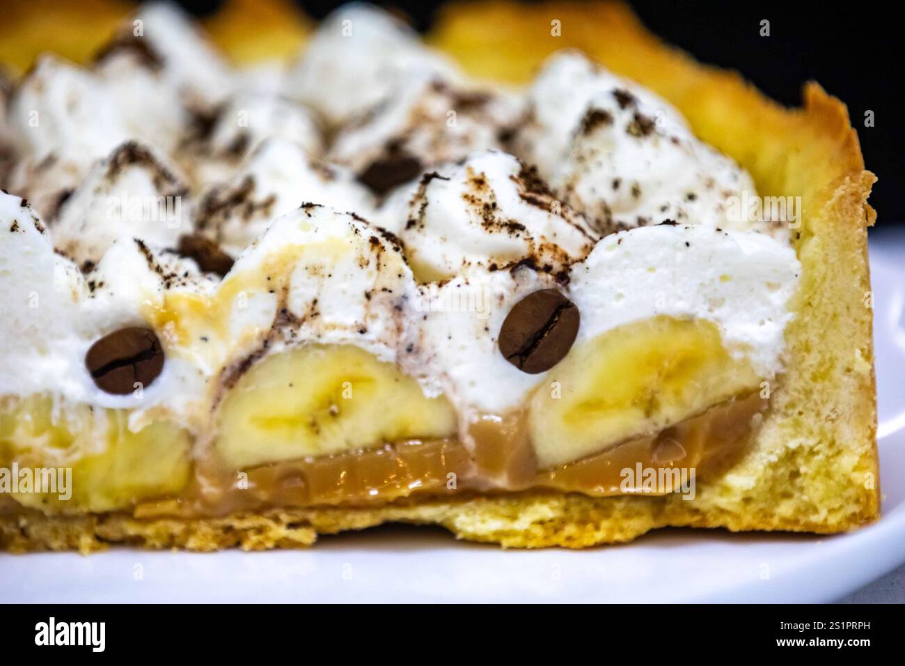 Traditional banoffee cake with banana and caramel sauce filling ...