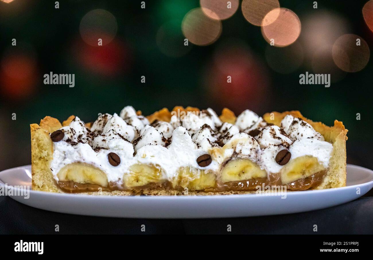 Traditional banoffee cake with banana and caramel sauce filling ...