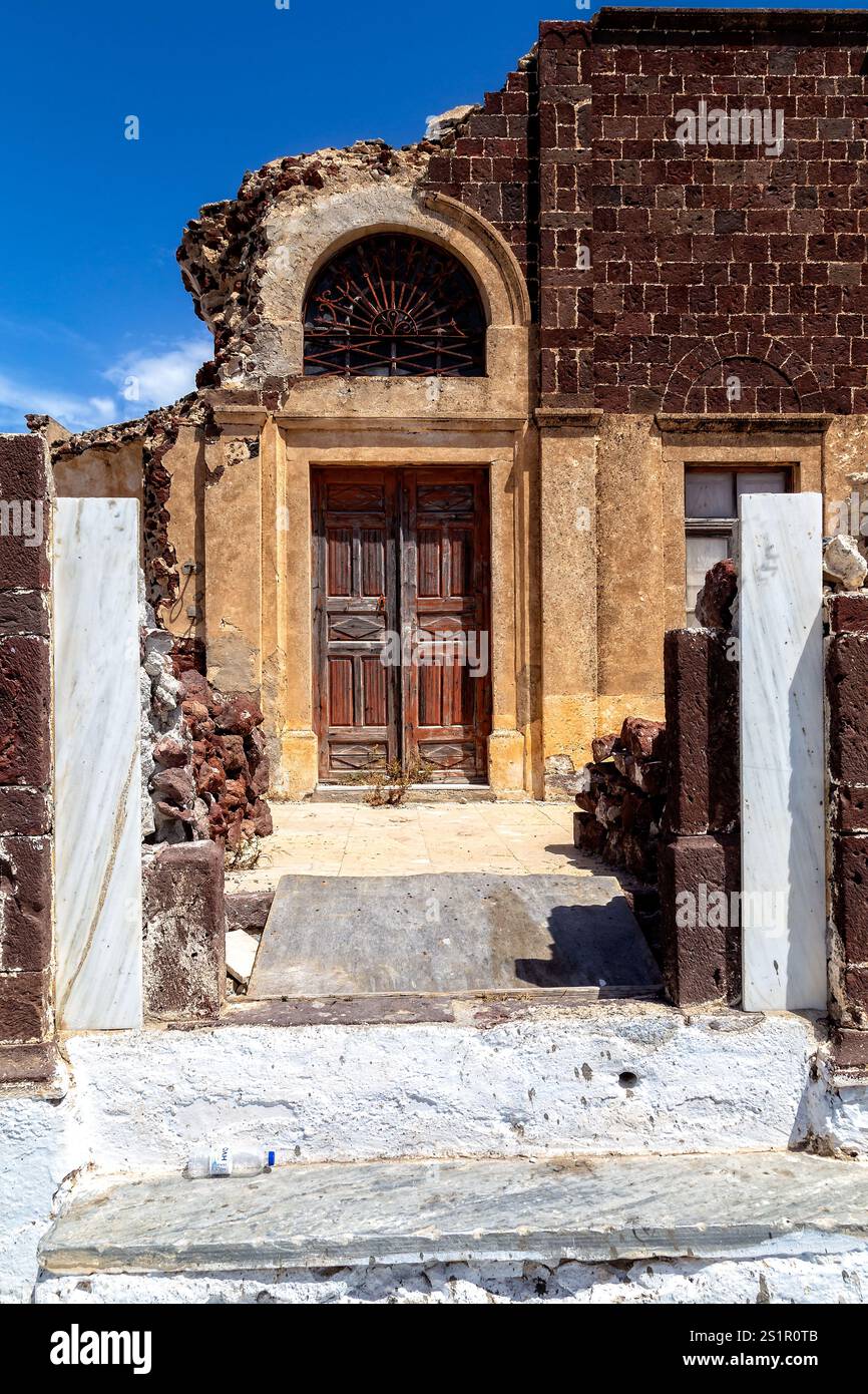 Vintage Architectural Front of an Old Wall and Wooden Door in Ruins ...