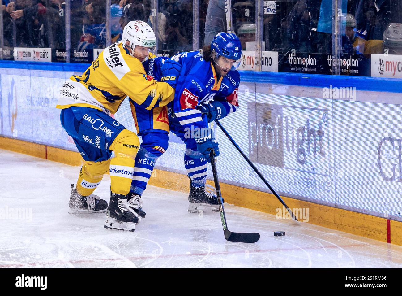 Tino Kessler #72 (HC Davos) against Dominik Schlumpf #18 (EV Zug) - 04.01.2025 - National League ...