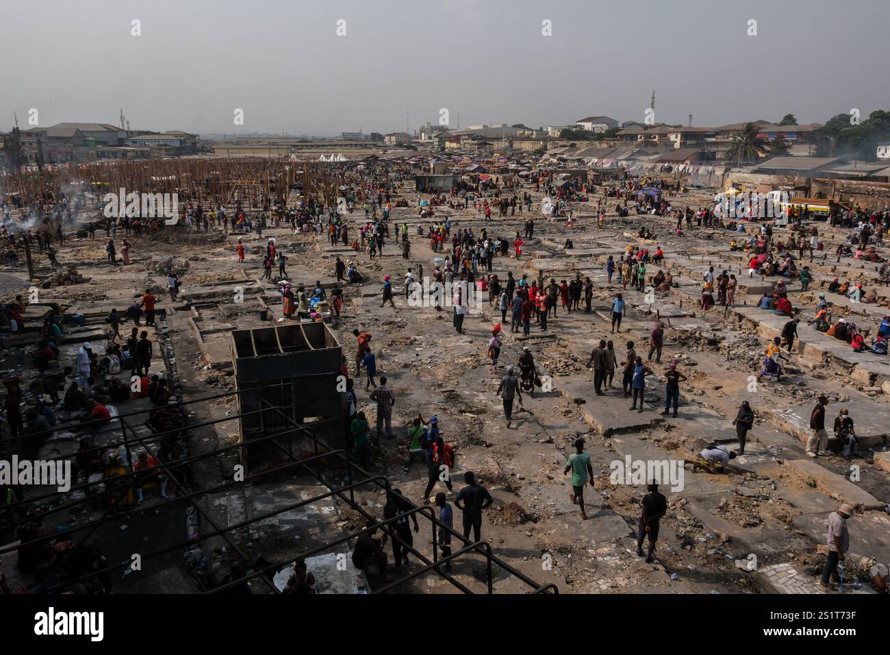 Accra, Accra, Ghana. 4th Jan, 2025. Traders start rebuilding the ...