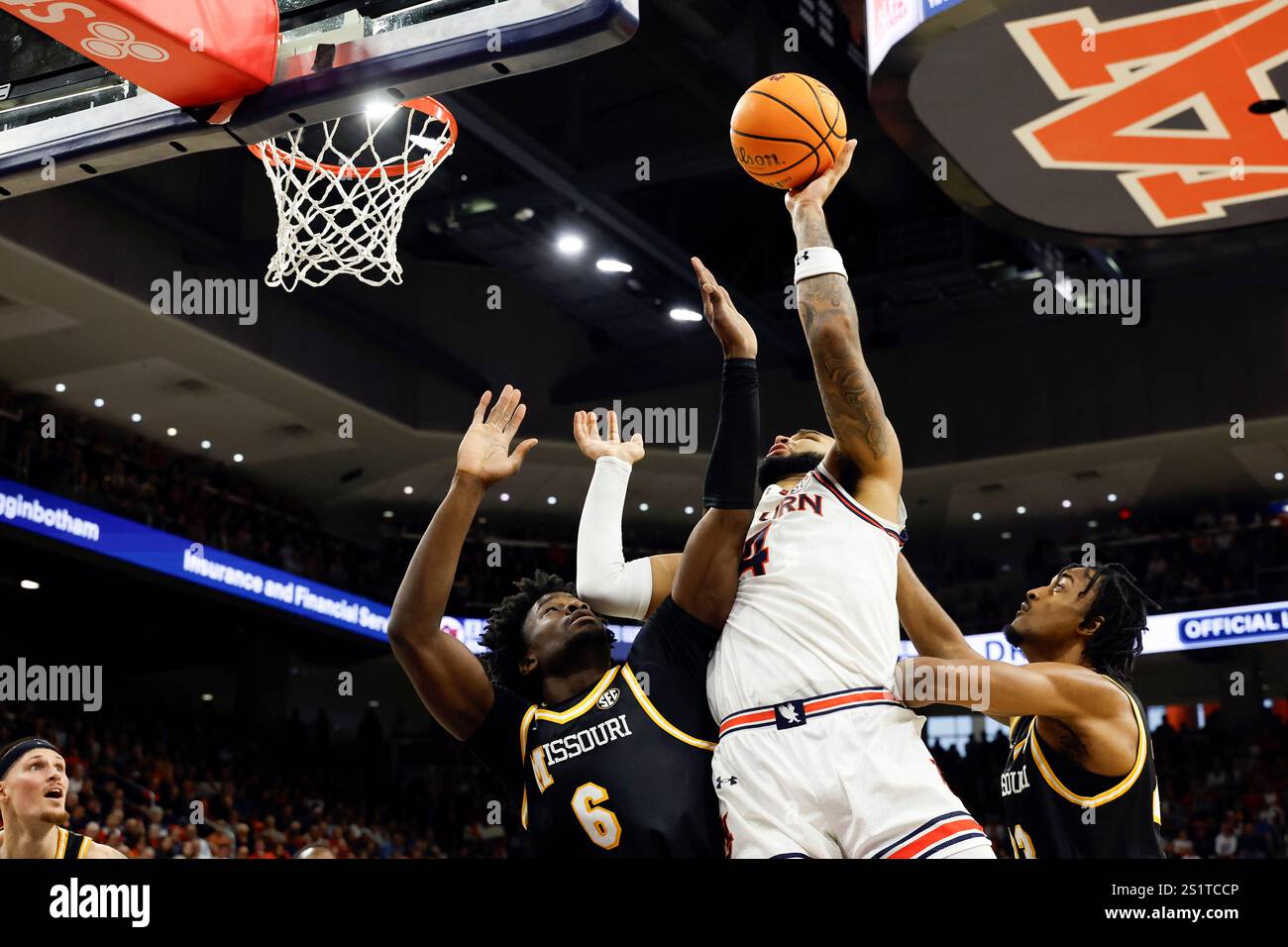 Auburn forward Johni Broome (4) is fouled by Missouri guard Annor ...