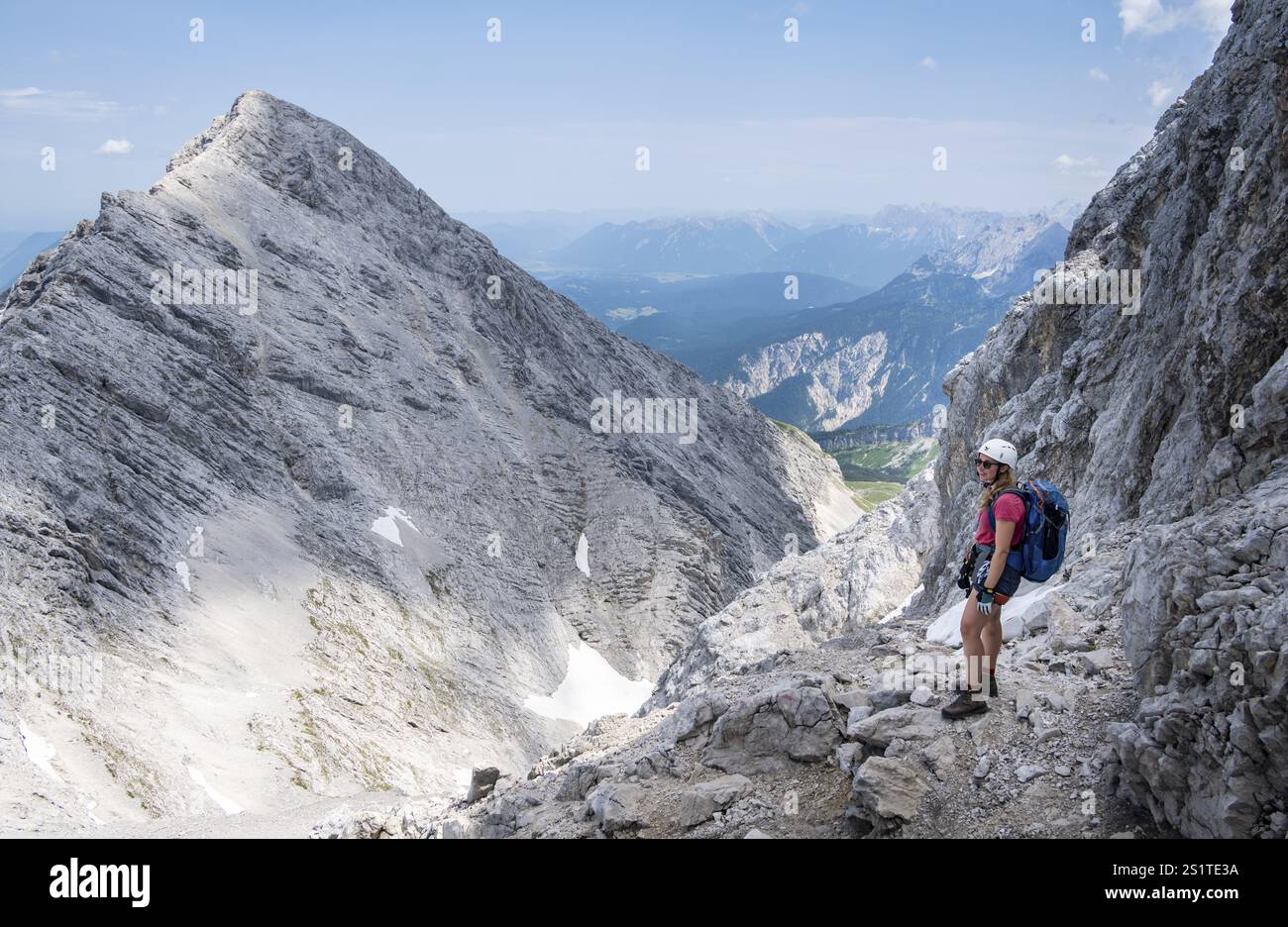 Mountaineer on the Jubilaeumsgrat between Zugspitze and Alpspitze, high ...