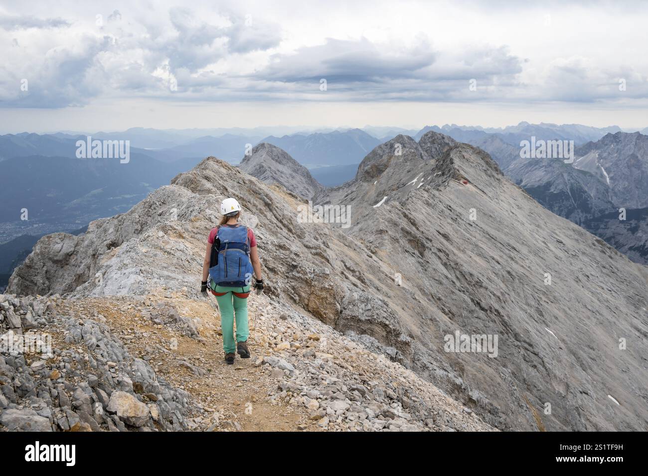 Mountaineer on the Jubilaeumsgrat between Zugspitze and Alpspitze, high ...