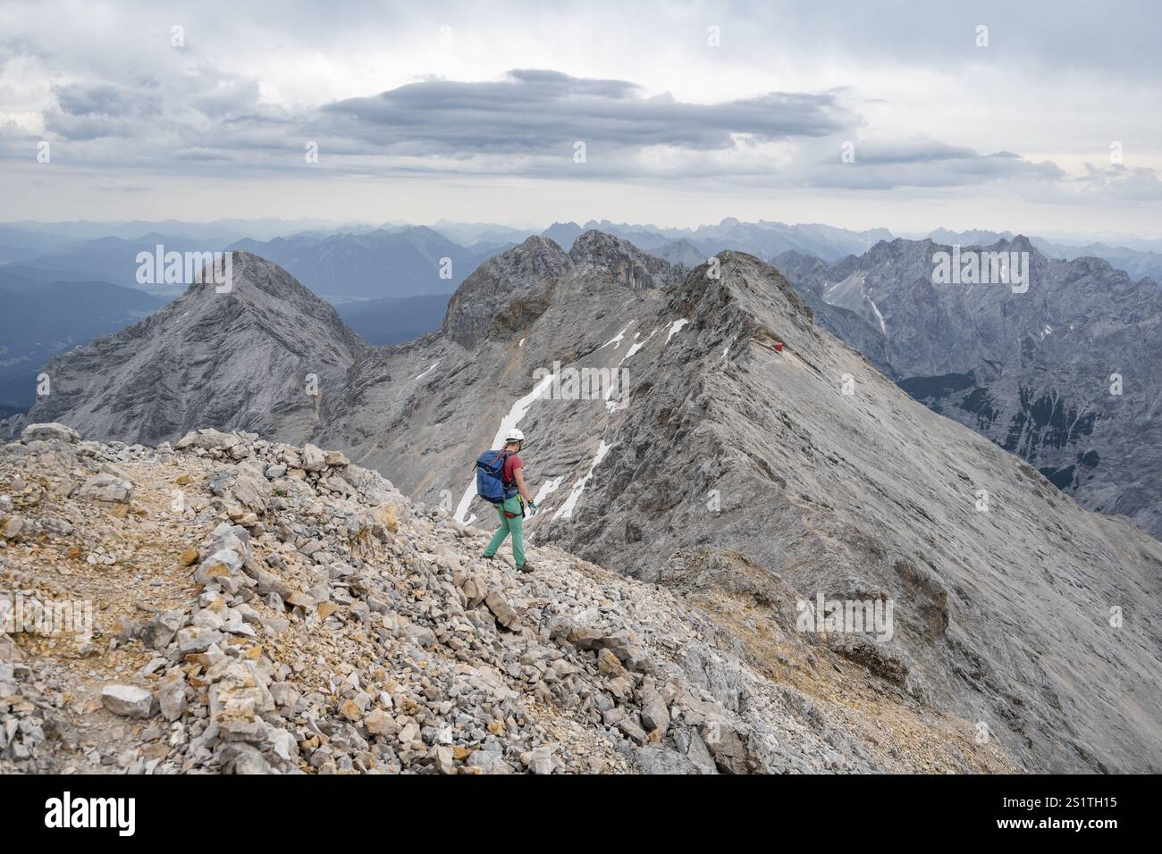 Mountaineer on the Jubilaeumsgrat between Zugspitze and Alpspitze, high ...