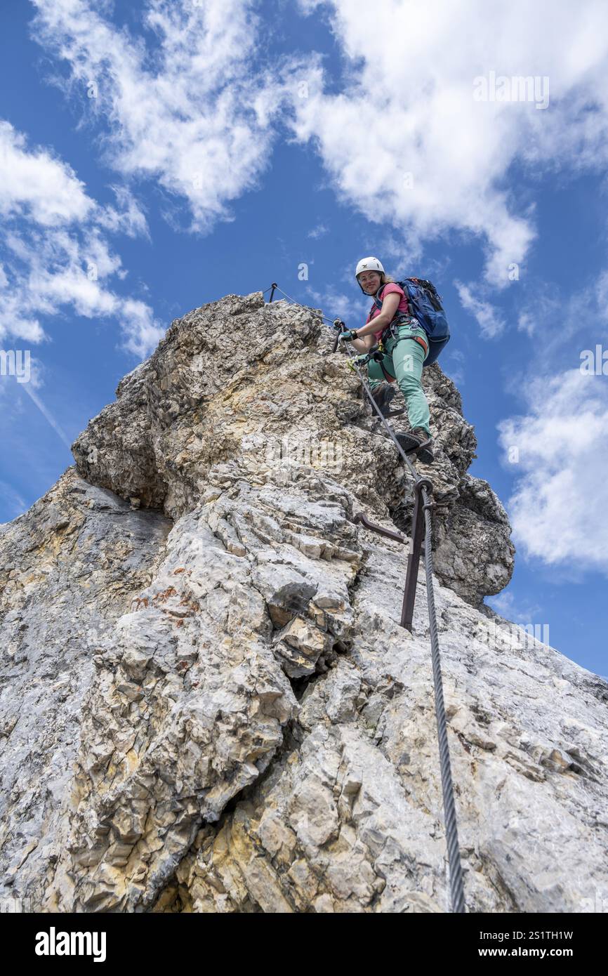 Mountaineer on the Jubilaeumsgrat between Zugspitze and Alpspitze, high ...